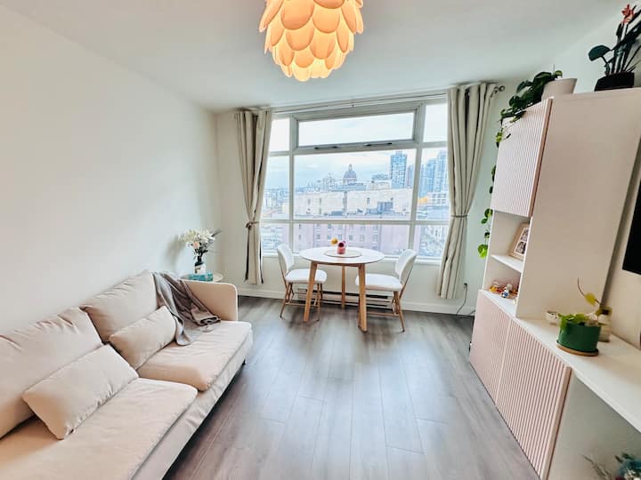 Central Apartment With View And Parking - Vancouver