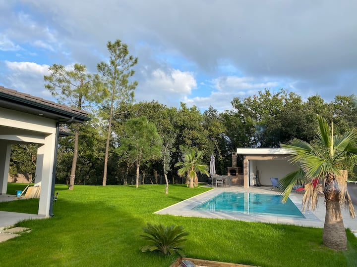 Villa Bellevue Avec Piscine. - France