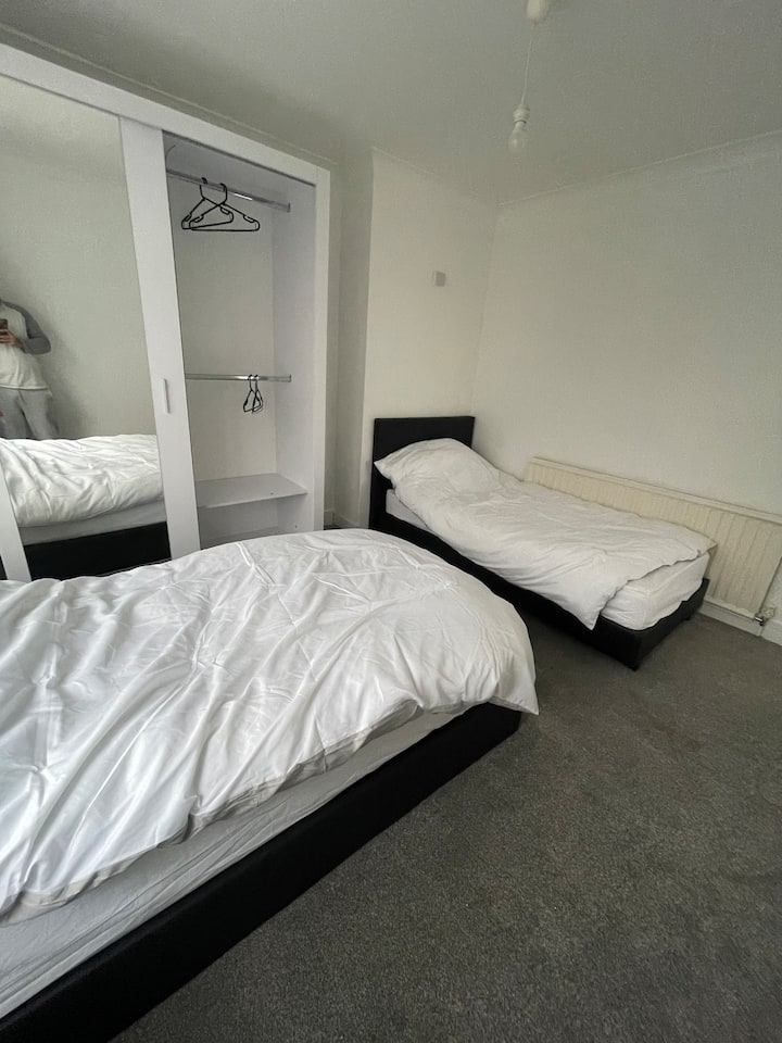 Twin Single Beds Room With Living Room - Brentwood