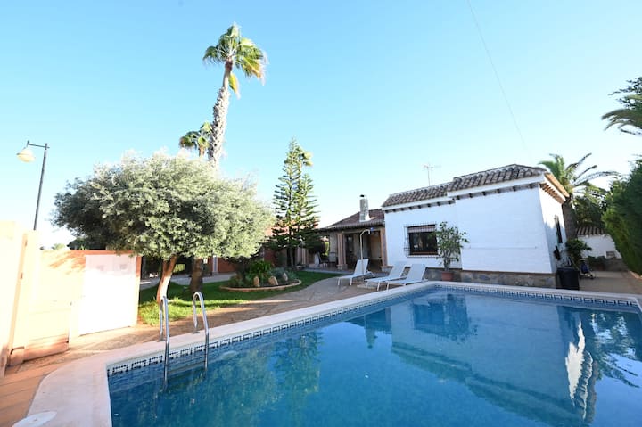 Chalet Rústico Con Piscina En Torrevieja - Torrevieja