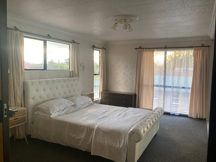 Panoramic Views Upstairs Unit - Havelock North