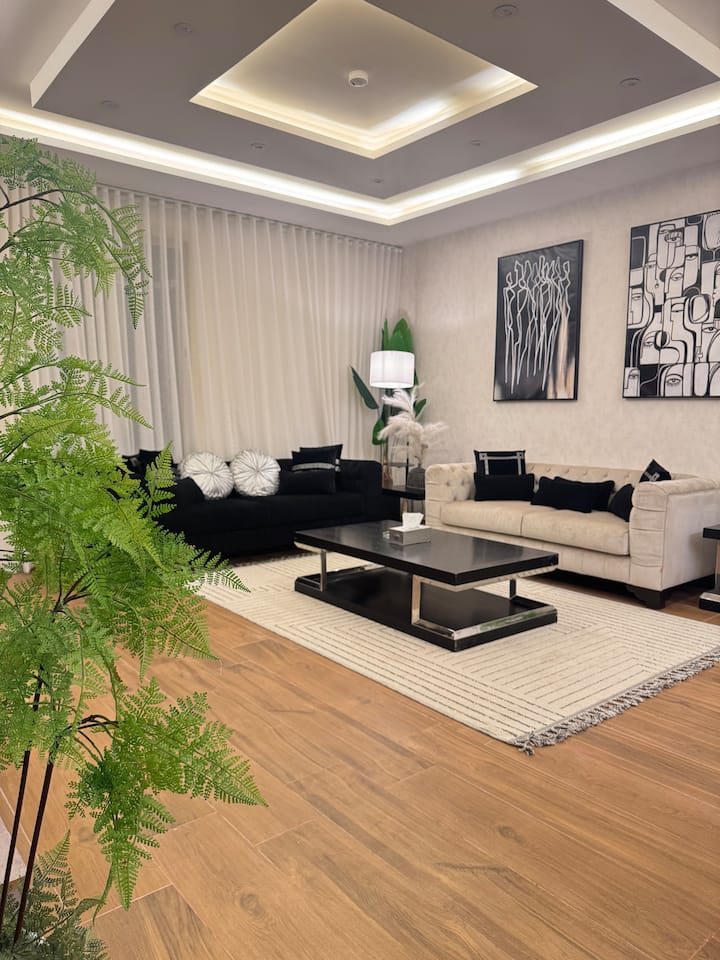Modern Three-bedroom Flat - Riad