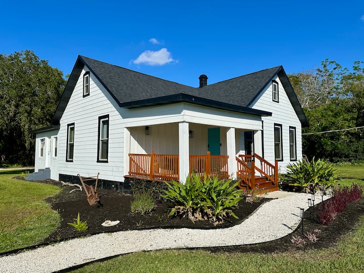 Historic 1917 Farmhouse On 1-acre + Pet-friendly! - Sanford, FL