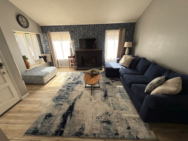 Cozy 3-bedroom Retreat – Comfort & Charming - Bakersfield, CA