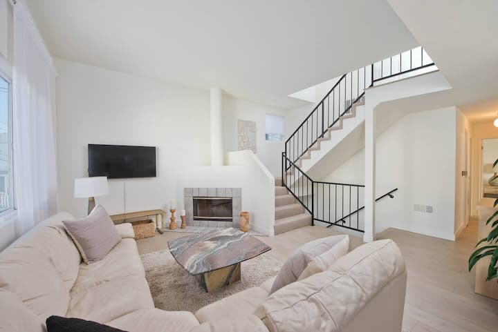 Rooftop W/ Ocean Views, 2b/2b Beach Townhouse - Manhattan Beach, CA