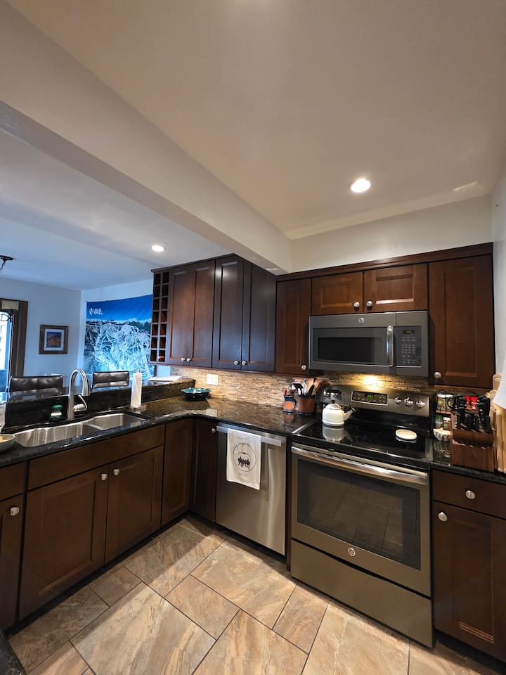 Gap Year Riverfront Condo Avon - Avon, CO