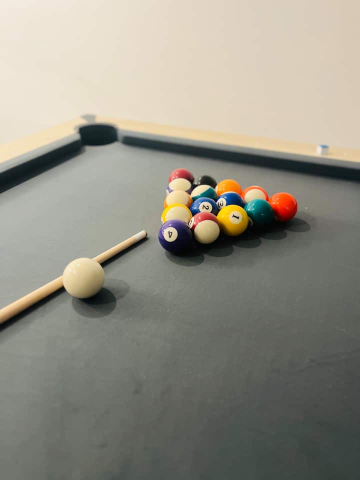 Luxury 3 Bdrm Home| Ac | Fireplace| 84” Pool Table - アルバータ