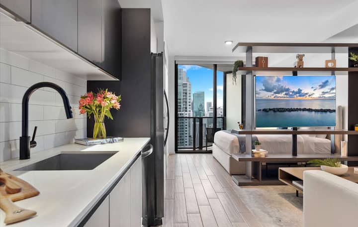 New Open Concept Studio | Walk To Bayfront Park - Miami, FL