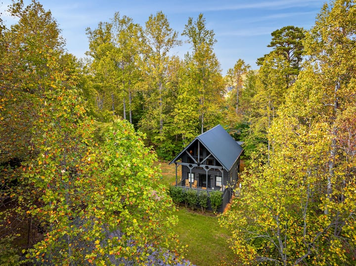 Charming Cabin Retreat • Pet-friendly & Trails - Wears Valley, TN