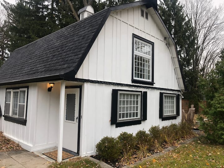 Charming Mill Pond Urban Cottage - Richmond Hill