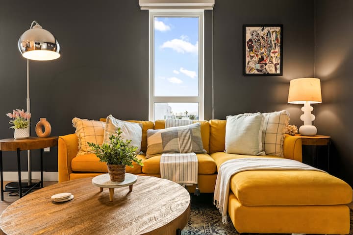 Stylish K-town 2bd Home | Parking, Gym & Pool - Inglewood, CA