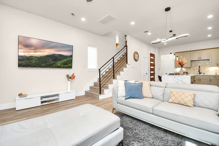 Roof Top, Skyline View, And Central Location! - Houston, TX