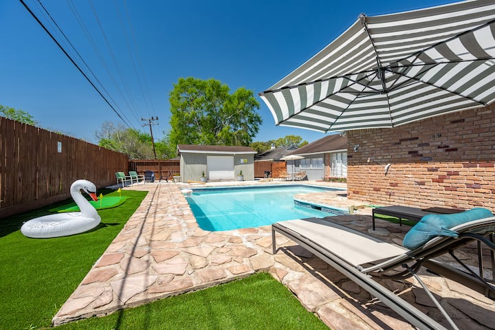 Poolside Paradise & Game Room - Houston, TX