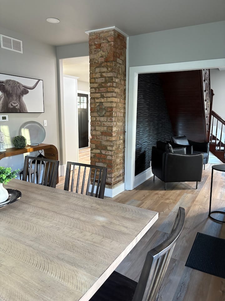 Phenomenal Stunning Downtown Home Salina - Rolling Hills Zoo, Salina
