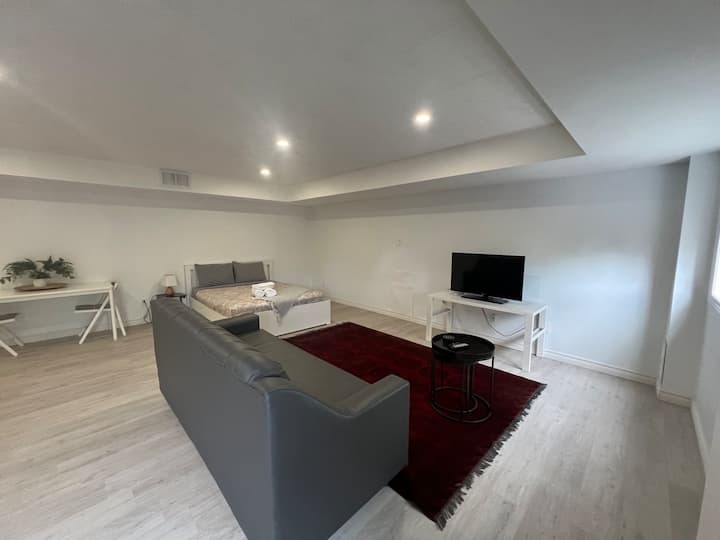 Spacious Studio Unit Wonderland - Vaughan