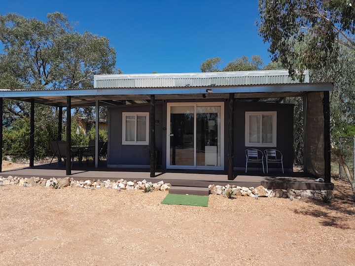 The Holiday Hut: Town Centre - Lightning Ridge