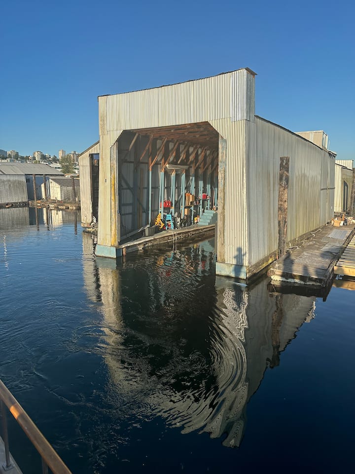 Serenity Now, A Unique Floating Home Getaway! - Vancouver