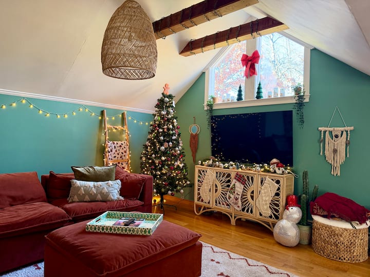 Boho Bungalow~sleeps 6~ Near Boston~ Pet Friendly - Brockton, MA