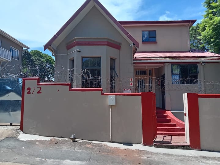 272 Clark Lodge - Durban