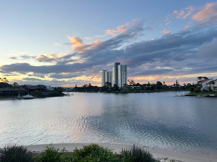 Special Rates - Waterfront Sleeps 8 - Villa Aquila - Broadbeach