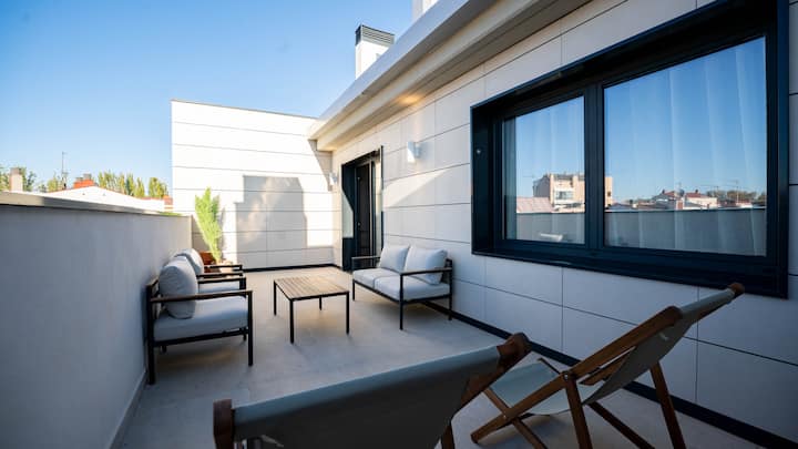 ÁTico De Dos Dormitorios Con Terraza - Madrid