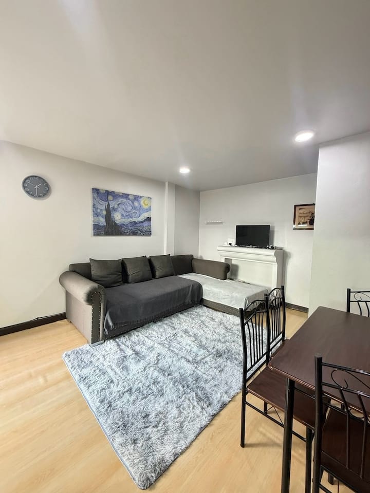 Beach, This Three-bedroom Townhouse Villa Is Located On Zhongtian Beach, Close To The Night Market And Many Street Food Stalls, All Within Walking Distance. - Pattaya
