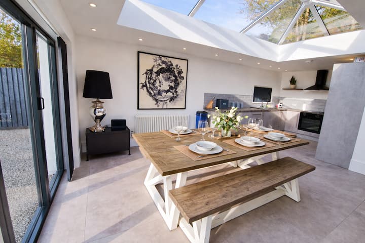 Modern & Spacious 5 Bedroom Bungalow With Parking - South Wales