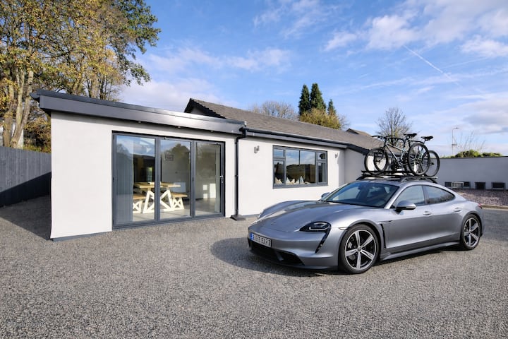 Modern & Spacious 5 Bedroom Bungalow With Parking - South Wales