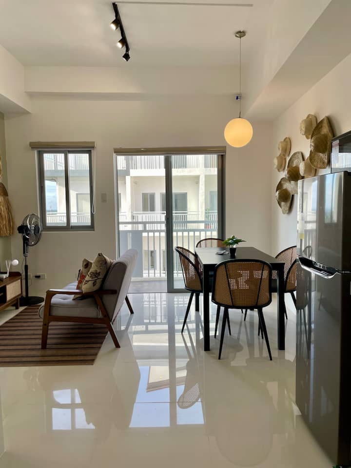Breezy Balcony View 2br Unit - Iloilo City