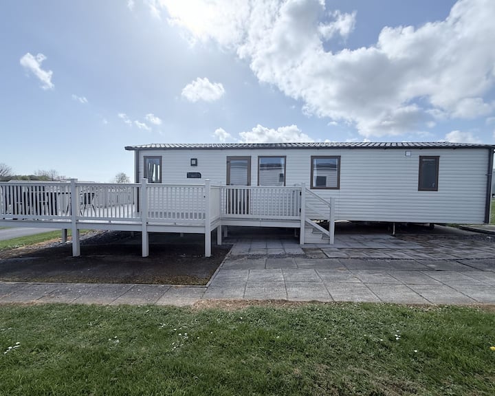 Caravan With Decking In Yorkshire Ref 71062me - Withernsea