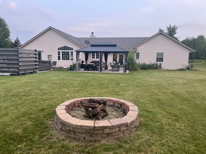 Almost Lake House. - Big Bend, WI