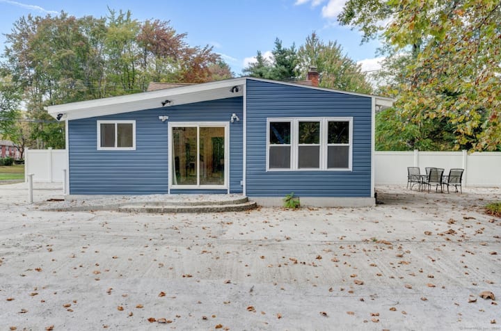 Relaxing Retreat W/sweet Yard! - Bloomfield, CT