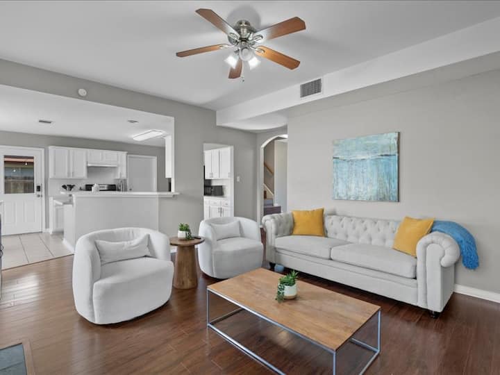 Spacious & Stylish 4 Br House Round Rock - Pflugerville, TX