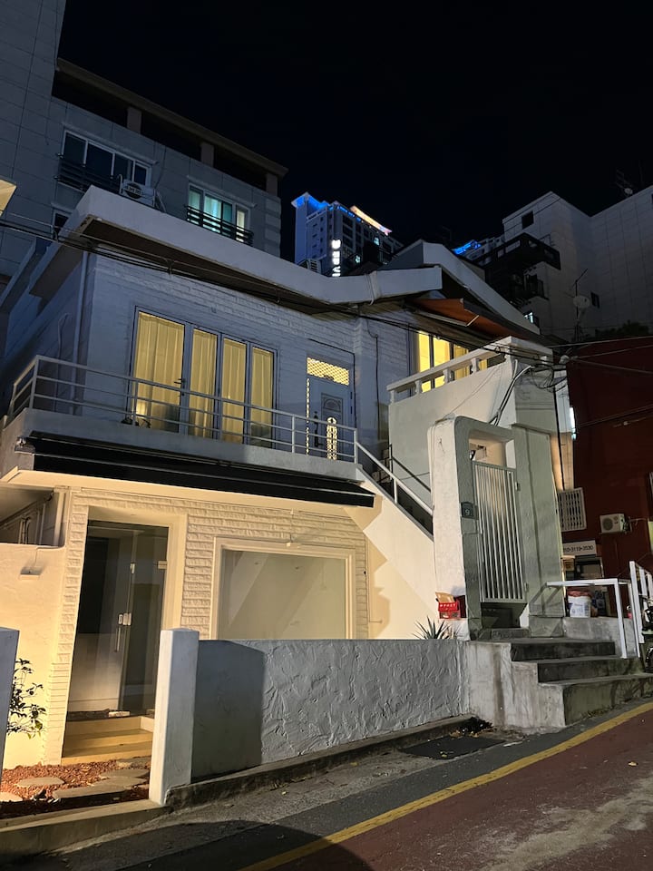 방3/침대6/유아의자/대형마트1분/빔프로젝터/독채/12시퇴실/에어컨3/집앞주차 - Busan