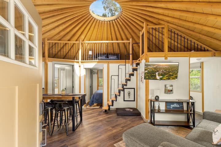 Voyager Yurt-cabin I Luxe Glamp I Hot Tub + Loft - Canyon Lake, TX