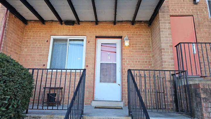 Beautiful 2/b Condo Shirlington - Arlington, VA