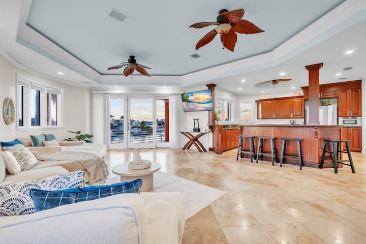 Mansion 9bed Waterfront Retreat 10 Min To Downtown - St. Pete Beach, FL