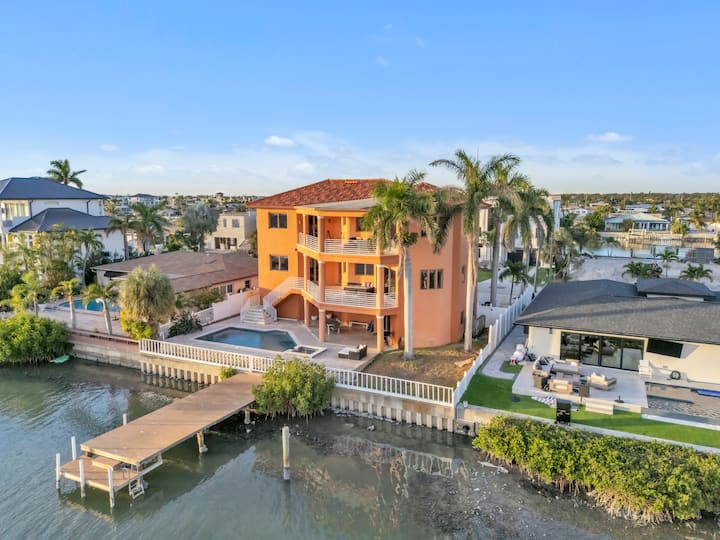 Luxurious Waterfront Villa Walk To The Beach! - St. Pete Beach, FL