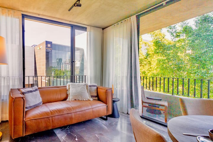 2br City Retreat W/ Balcony & Free Parking - Guadalajara