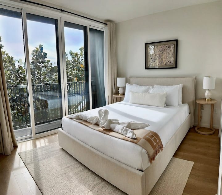 Spacious Luxurious Home W/ Amazing Hollywood Views - Beverly Hills, CA