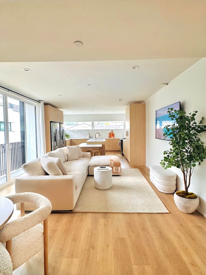 Hollywood View Home | Spacious, Bright & Private - Beverly Hills, CA