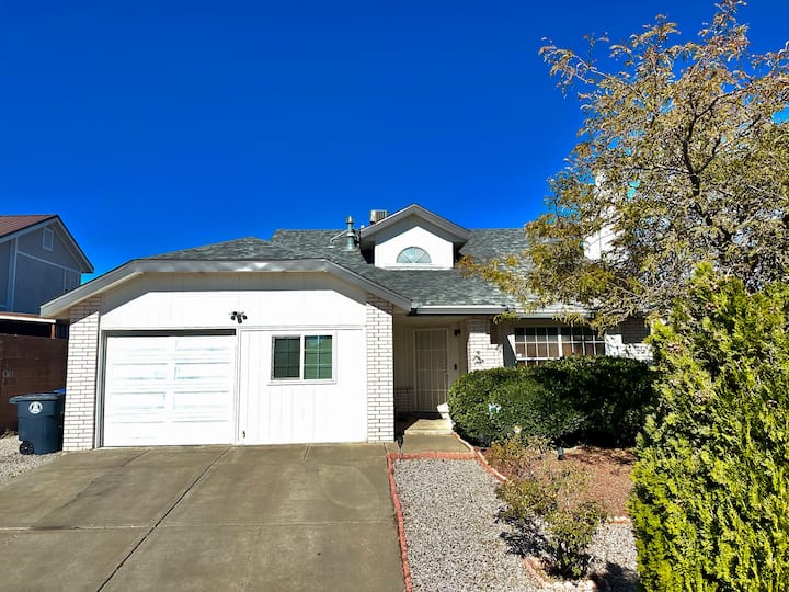 Cozy Two Story Home - Albuquerque