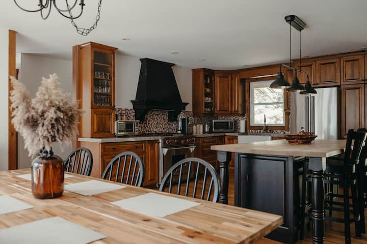 Charming Chelsea Bungalow - Gatineau