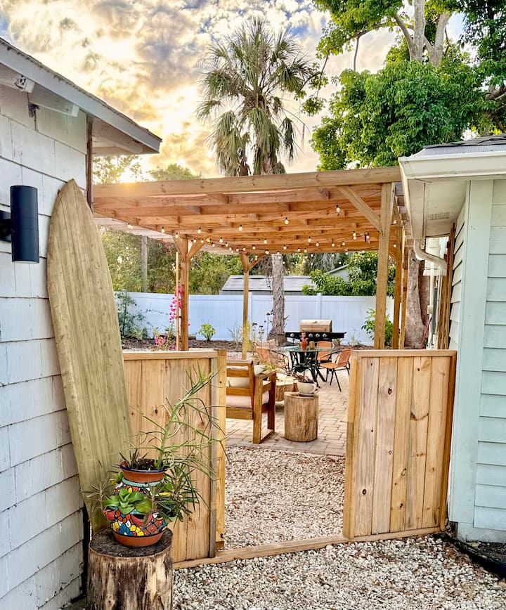 The Banana House Beach Cottage - Sarasota, FL