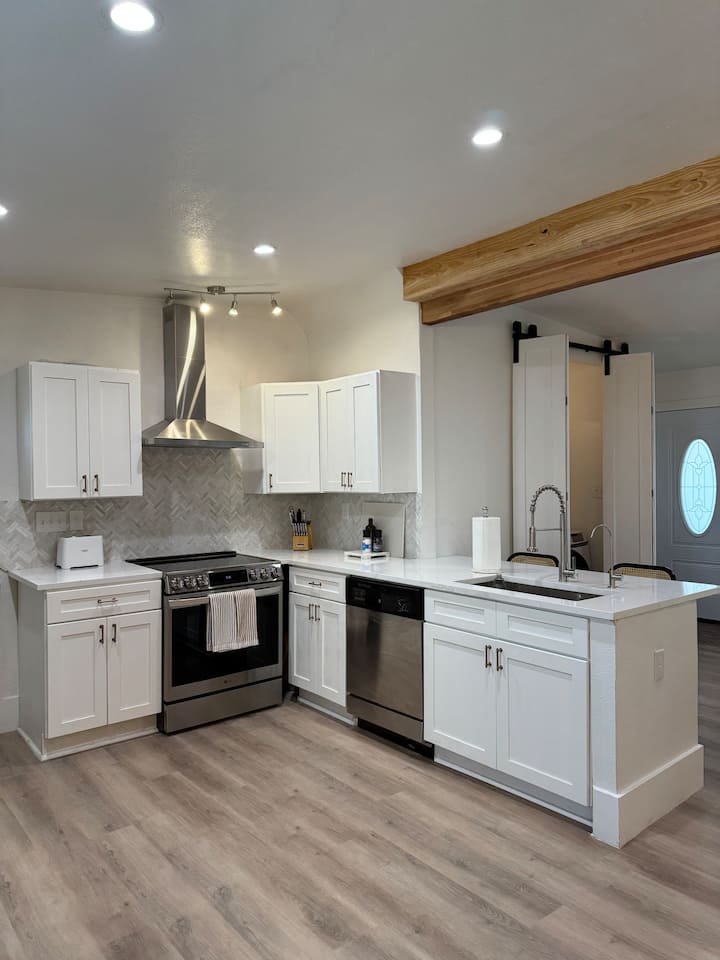 Modern & Cozy Home Mins From Lackland Afb! - San Antonio, TX