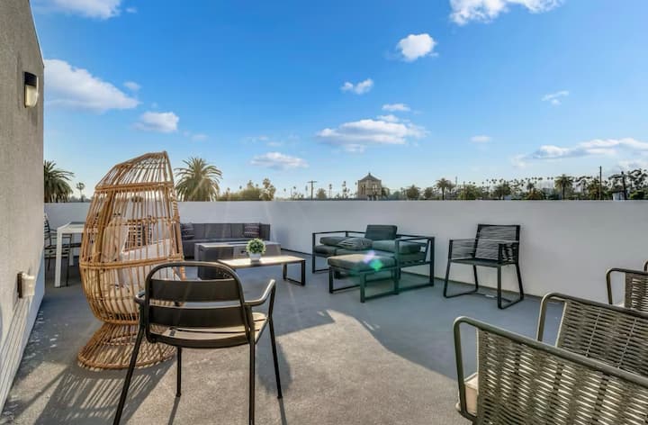 Luxe | Gated 5bd West
Adams Home - Los Angeles, CA
