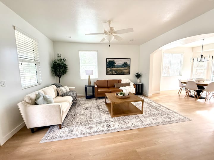 Luxury Sandy Retreat • Clean & Minutes To Skiing - South Jordan, UT