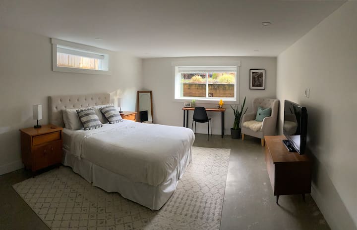 Bright, Clean And Cozy Suite With Private Ensuite - Cypress Mountain, BC