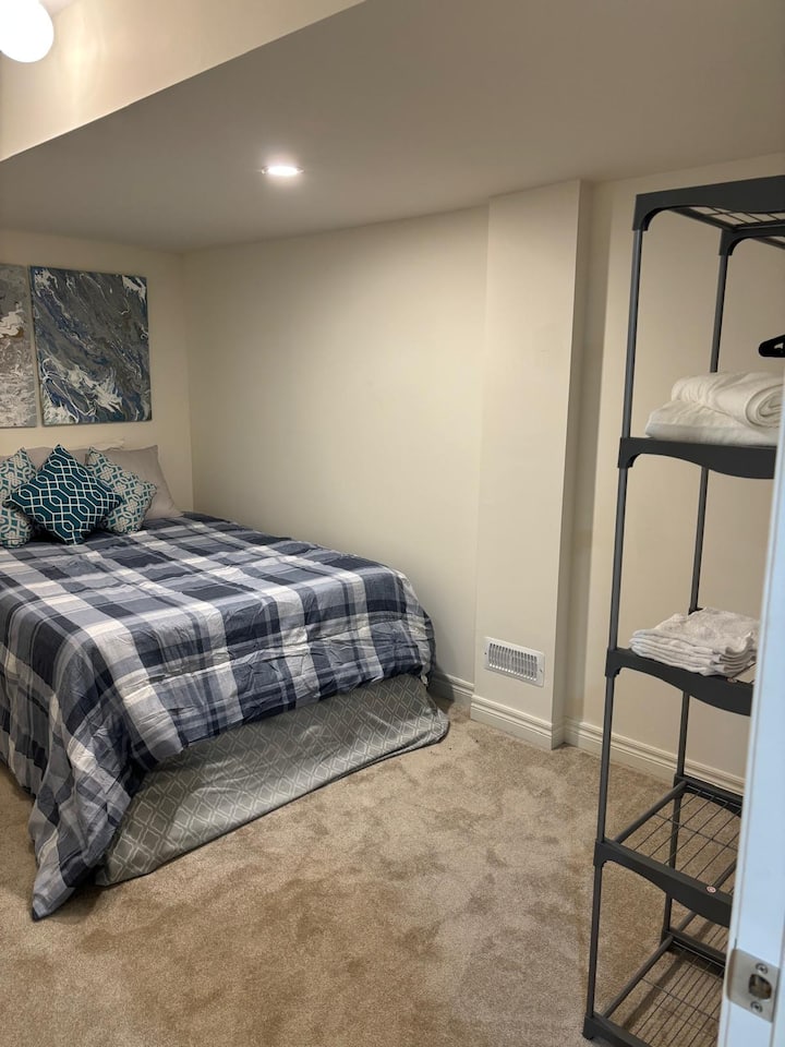 Vee’s Cozy Basement Getaway - Oshawa