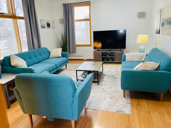 Cozy Home Near Hospital - Lethbridge